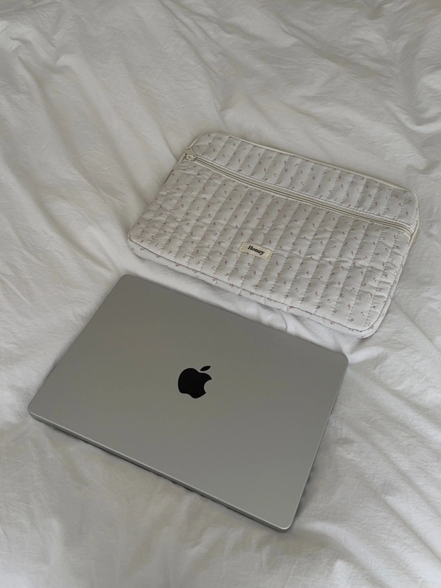 Honey Computer Cover – Off-white With Small Pink Flowers - Design By Si